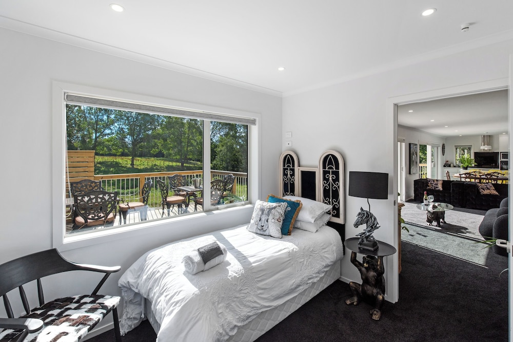 The Whitehouse - Lepperton Holiday Home - Waitara