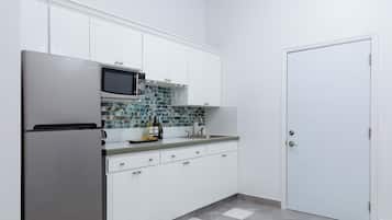 Quarto solteiro luxo, 1 cama King, sacada | Cozinha privada | Geladeira grande, micro-ondas, cafeteira/chaleira