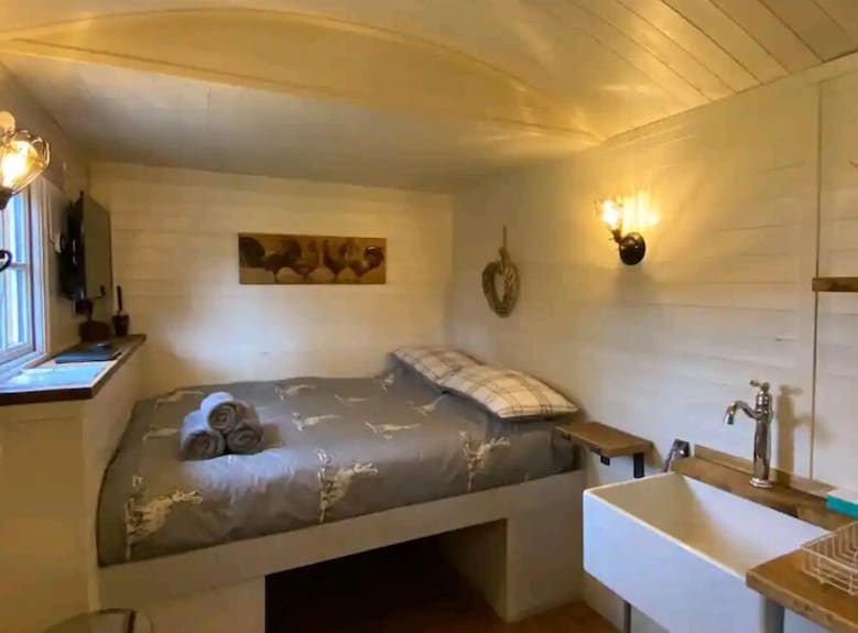 Plum Hut, Romantic Shepherd Hut Retreat With Log Burner, Hot Tub, Pet Friendly! - Totnes