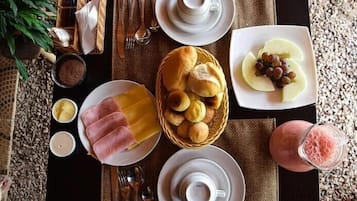 Pequeno-almoço preparado no momento diário incluído