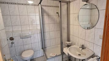 Quarto triplo | Banheiro | Chuveiro, secador de cabelo, toalhas de banho