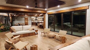 Quarto casal panorâmico | Área de estar | Livros, aparelho de som