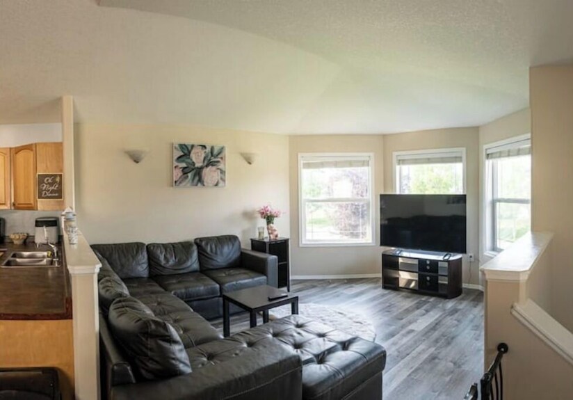 Beautiful Home In Quiet Neighbourhood, Sleeps 10! - Grande Prairie