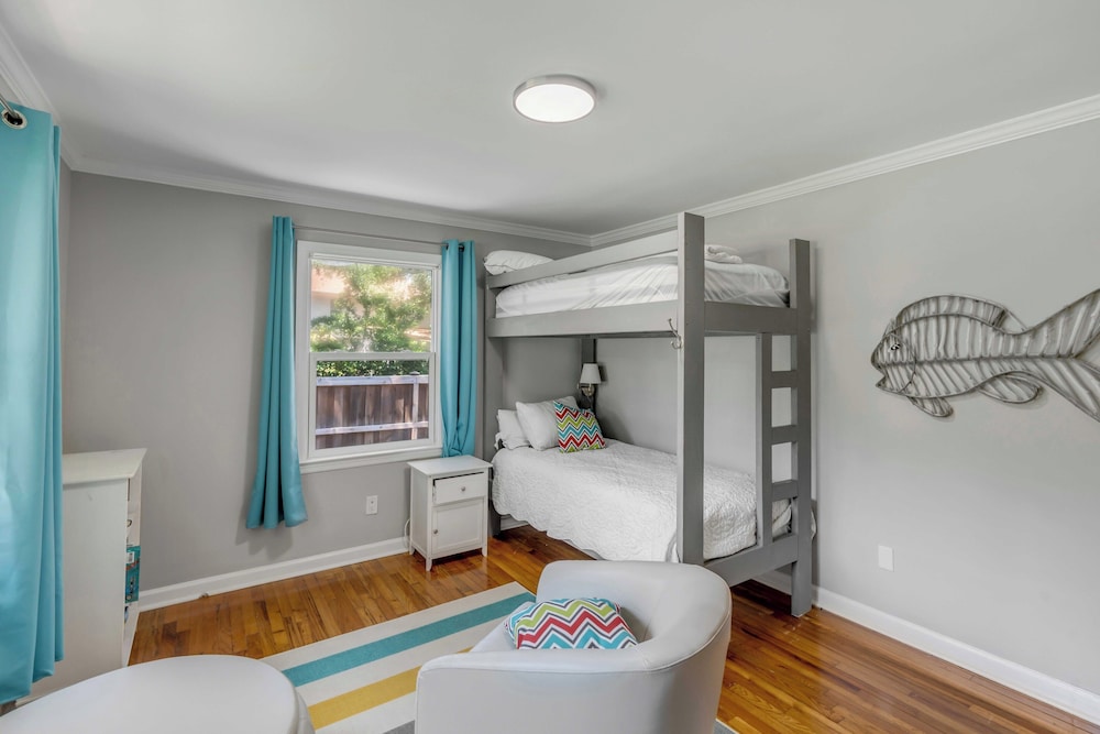 Renovated Classic Beach Cottage Near The Beach! - Isle of Palms, SC