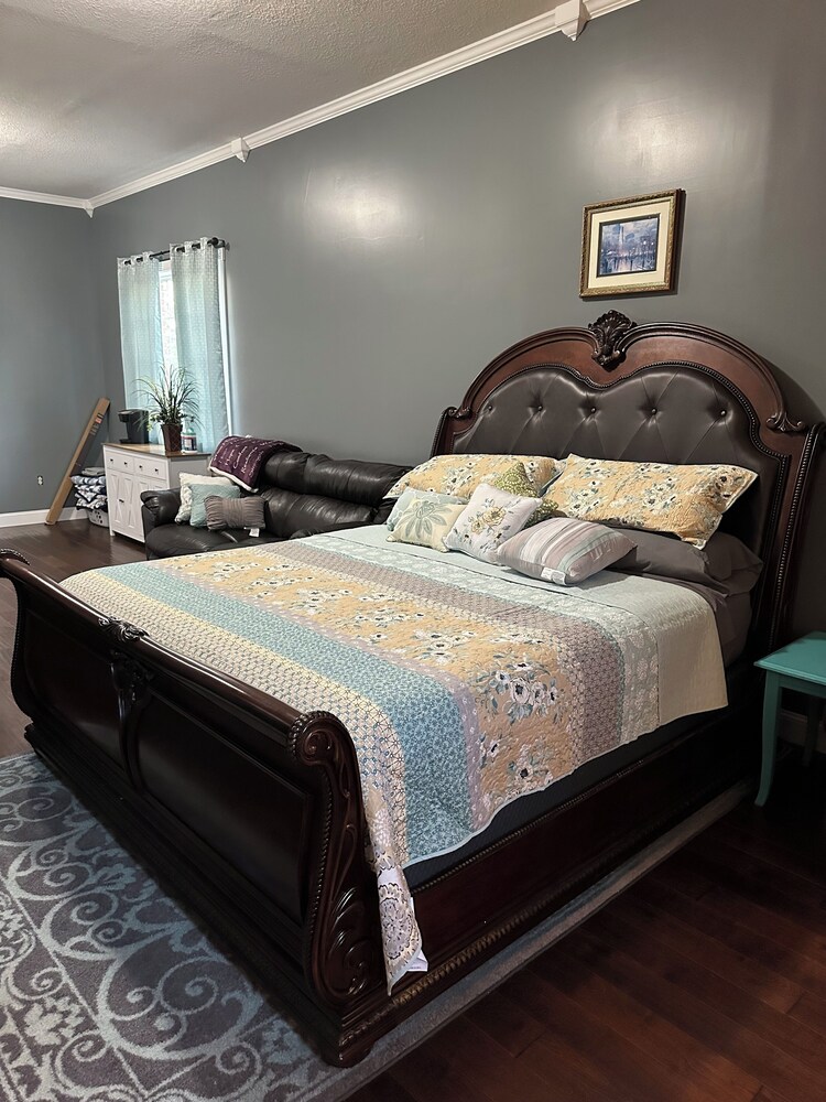 Large Private Room In A Large Home Nestled In The Mountain Of Johnson County Ky. - Kentucky
