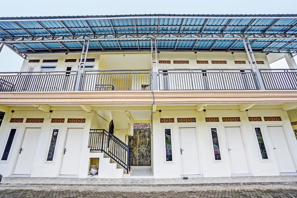Spot On 92799 Tanjung Indah Homestay Syariah - Malang