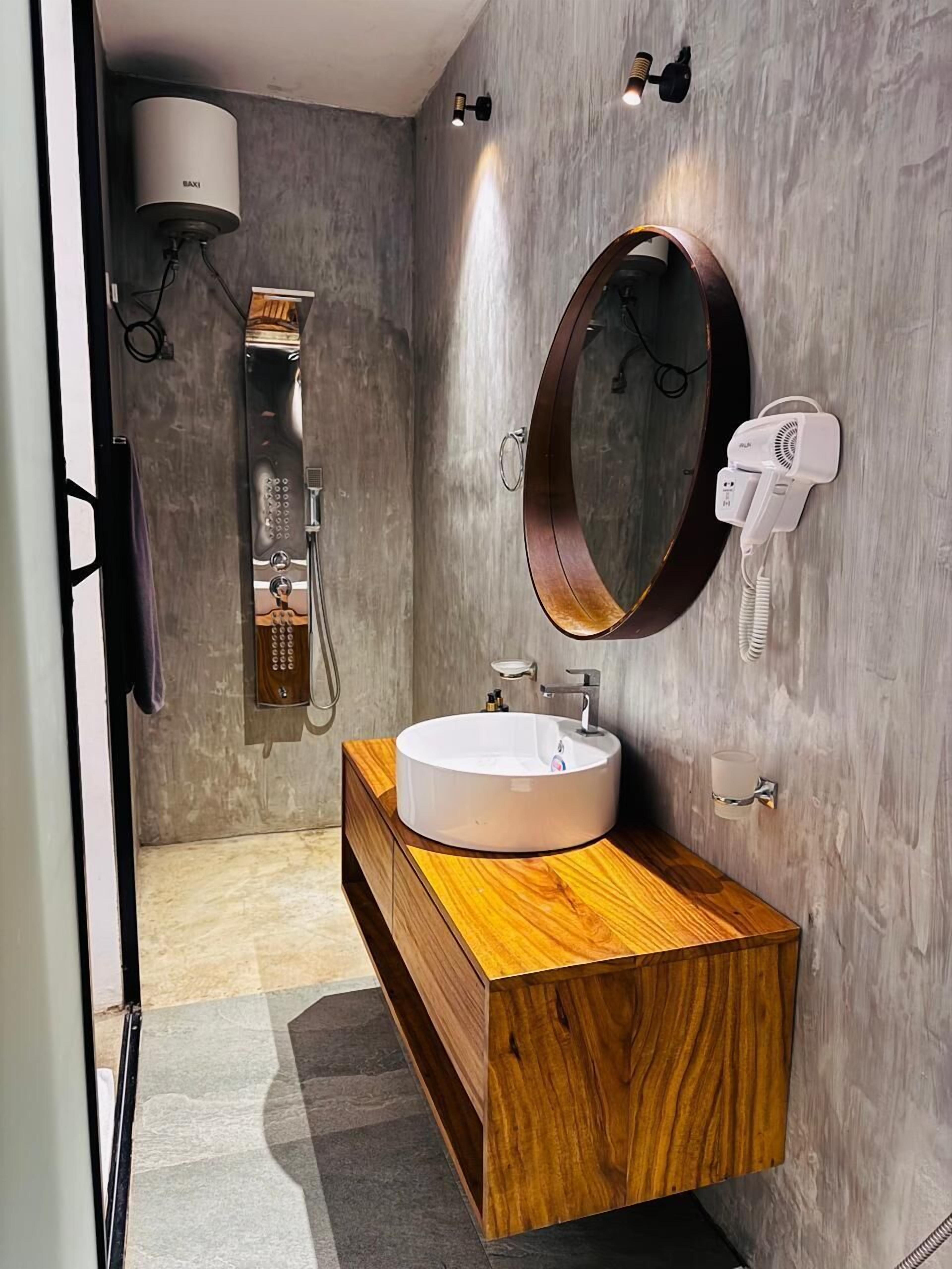 Quarto casal luxo | Banheiro | Chuveiro, secador de cabelo, toalhas de banho, shampoo