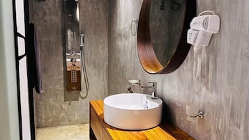 Quarto casal luxo | Banheiro | Chuveiro, secador de cabelo, toalhas de banho, shampoo