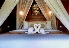 Quarto casal luxo, 1 cama King, sacada, vista para o jardim | Cofres nos quartos, escrivaninha, espaço de trabalho para notebook