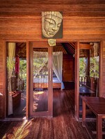 Quarto casal luxo, 1 cama King, sacada, vista para o jardim | Cofres nos quartos, escrivaninha, espaço de trabalho para notebook