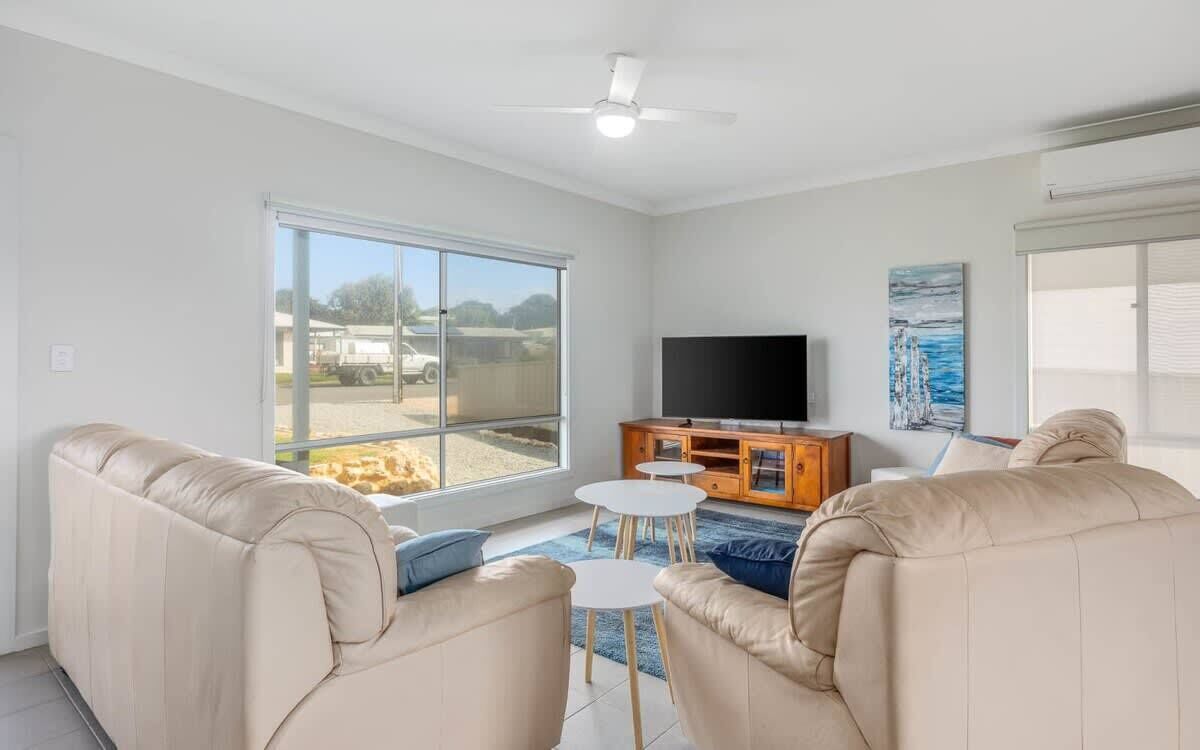 Bryant Blue  10 Bryant Crescent, Goolwa Beach Light-filled Family Beach House | Walk To Goolwa Beach | Sleeps 10 | Pets Negotiable - Goolwa