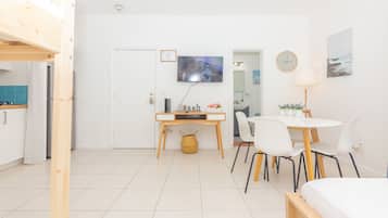 Apartamento Deluxe (Ocean Villa n201) | Sala de estar | Televisor LED de 32 polegadas com canais digitais