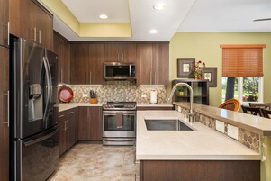 Apartamento em Condomínio Fechado, 2 quartos | Cozinha privada | Um frigorífico, um forno, uma placa de cozinha, uma cafeteira/bule 