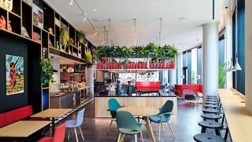 Pequeno-almoço tipo buffet diário (20 USD por pessoa)