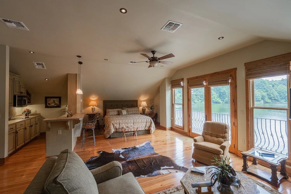 Amazing Lake House w/ Master Suite! Private Party, Christmas, Family ...
