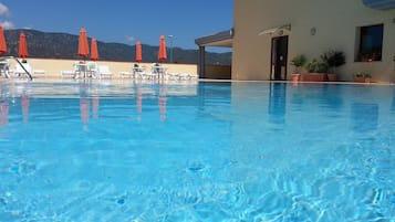 Apartamento, 2 quartos, varanda | Piscina | Piscina exterior