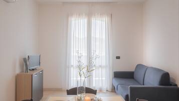 Apartamento, 2 quartos, varanda | Sala de estar