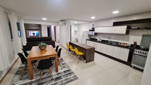 Apartamento Lua de Mel, acesso à piscina, vista para a praia | Cozinha privada | Um frigorífico, um micro-ondas, liquidificador, forno de mesa 