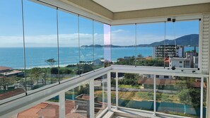 Apartamento Lua de Mel, acesso à piscina, vista para a praia | Vista para a praia ou o mar