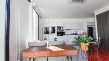 Apartamento Tradicional | Sala de estar | Smart TV de 42 polegadas com canais digitais