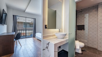 Quarto Duplo Deluxe | Casa de banho | Uma banheira, toalhas fornecidas, sabão, champô