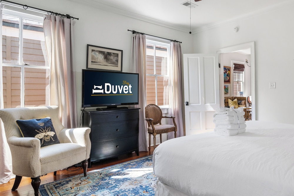 Radiant Retreat | A Cozy Haven with Eclectic Charm - Charleston | Vrbo