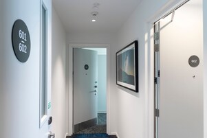 Apartamento, 2 quartos, quartos conectados | Escrivaninha, quartos à prova de som, ferros/tábuas de passar roupa