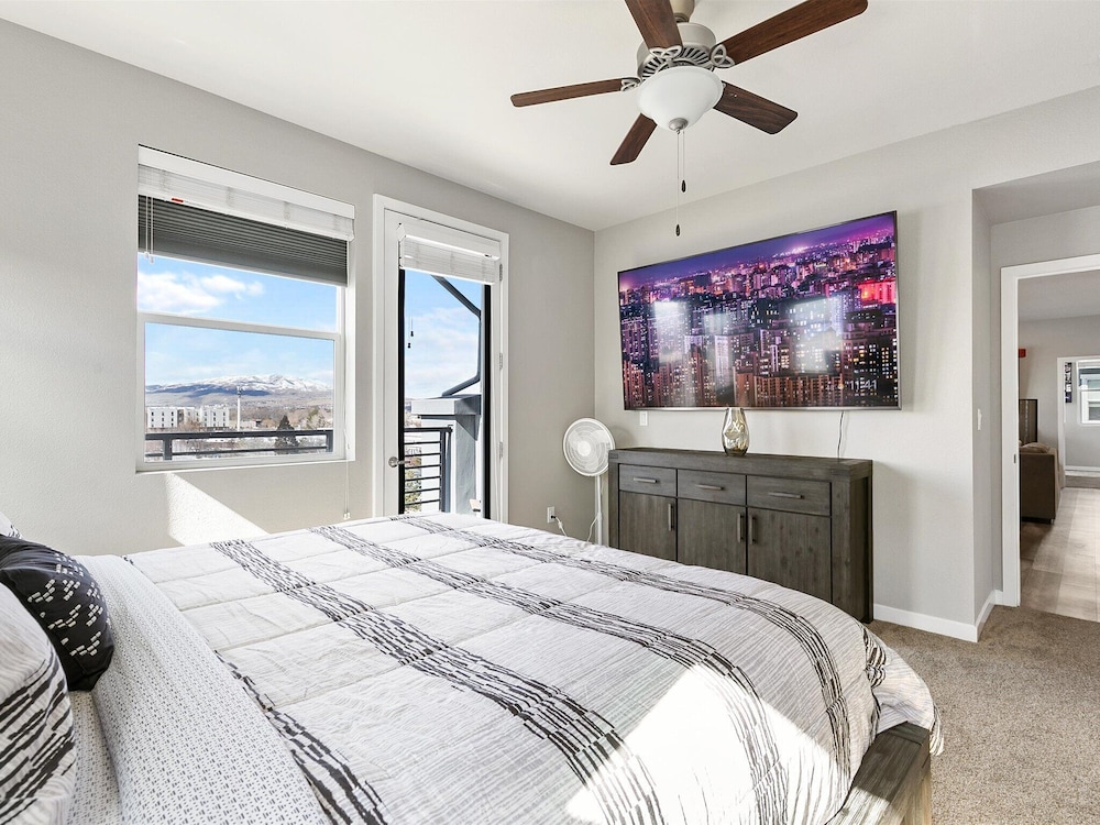 Lakefront Condo W/ Jacuzzi, Rooftop Near  Mall, Casino, Theater W/ City Views - Reno