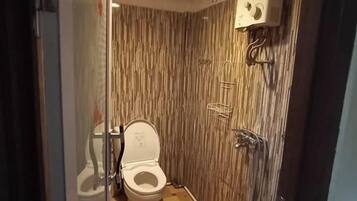 Quarto casal ou duplo superior | Banheiro | Chuveiro, toalhas de banho