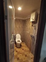 Quarto Duplo ou Twin Superior | Casa de banho | Um polibã, toalhas fornecidas
