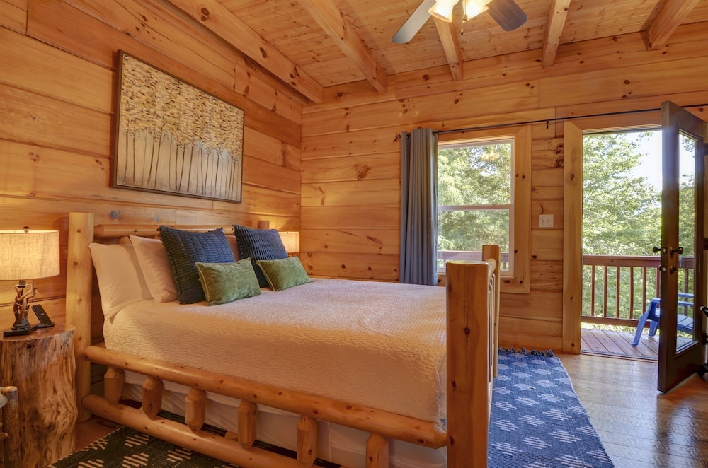 Mountain Cabin, Hot Tub, Fire Pit, Views, Outdoor Bar, Stocked Kitchen - Bryson City, NC