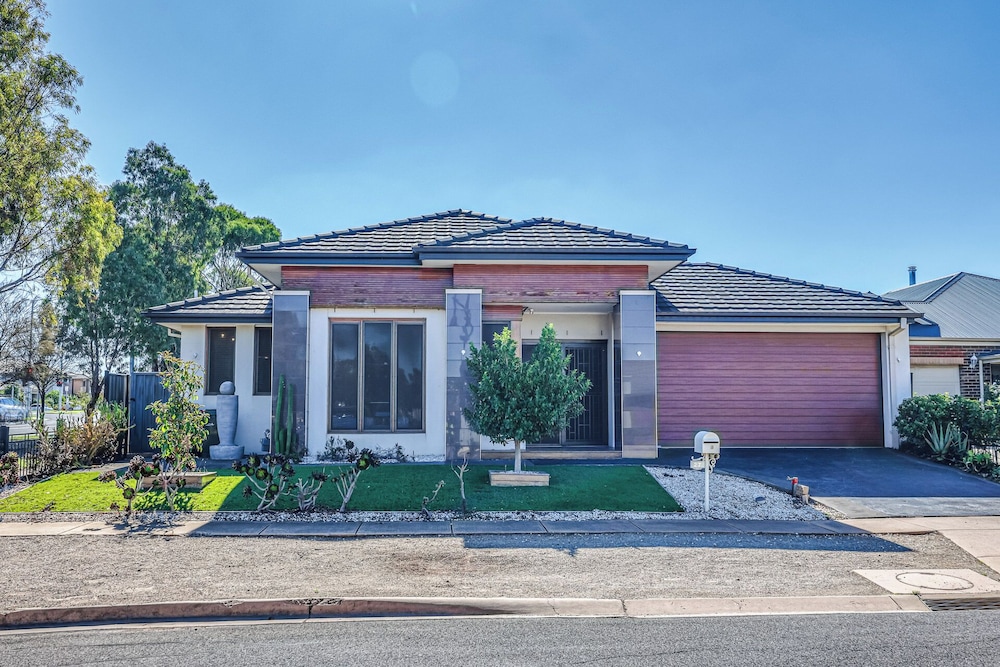 Stylish Luxe House At Point Cook - Werribee