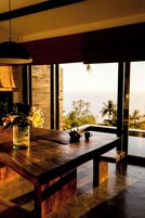 Vila luxo, 2 quartos, piscina particular, vista para o mar | Área de estar | TV LCD 40 polegadas com canais digitais, Netflix, serviços de streaming