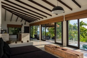 Vila superior, 2 quartos, piscina particular, vista para o mar | 2 quartos, roupas de cama premium, cofres nos quartos