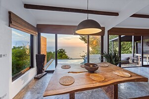 Vila luxo, 2 quartos, piscina particular, vista para o mar | Opções para refeição no quarto