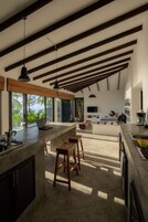 Vila superior, 2 quartos, piscina particular, vista para o mar | Cozinha privada | Geladeira, cafeteira/chaleira, chaleira elétrica, torradeira