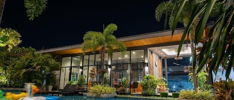 Quarto Duplo Deluxe | Sala de estar | TV de ecrã plano