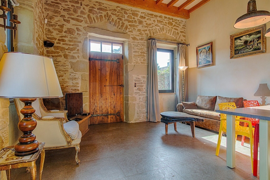 Holiday Home 'Petit Gte De La Renaissante' With Private Terrace, Wi-fi And Air Conditioning - Bren