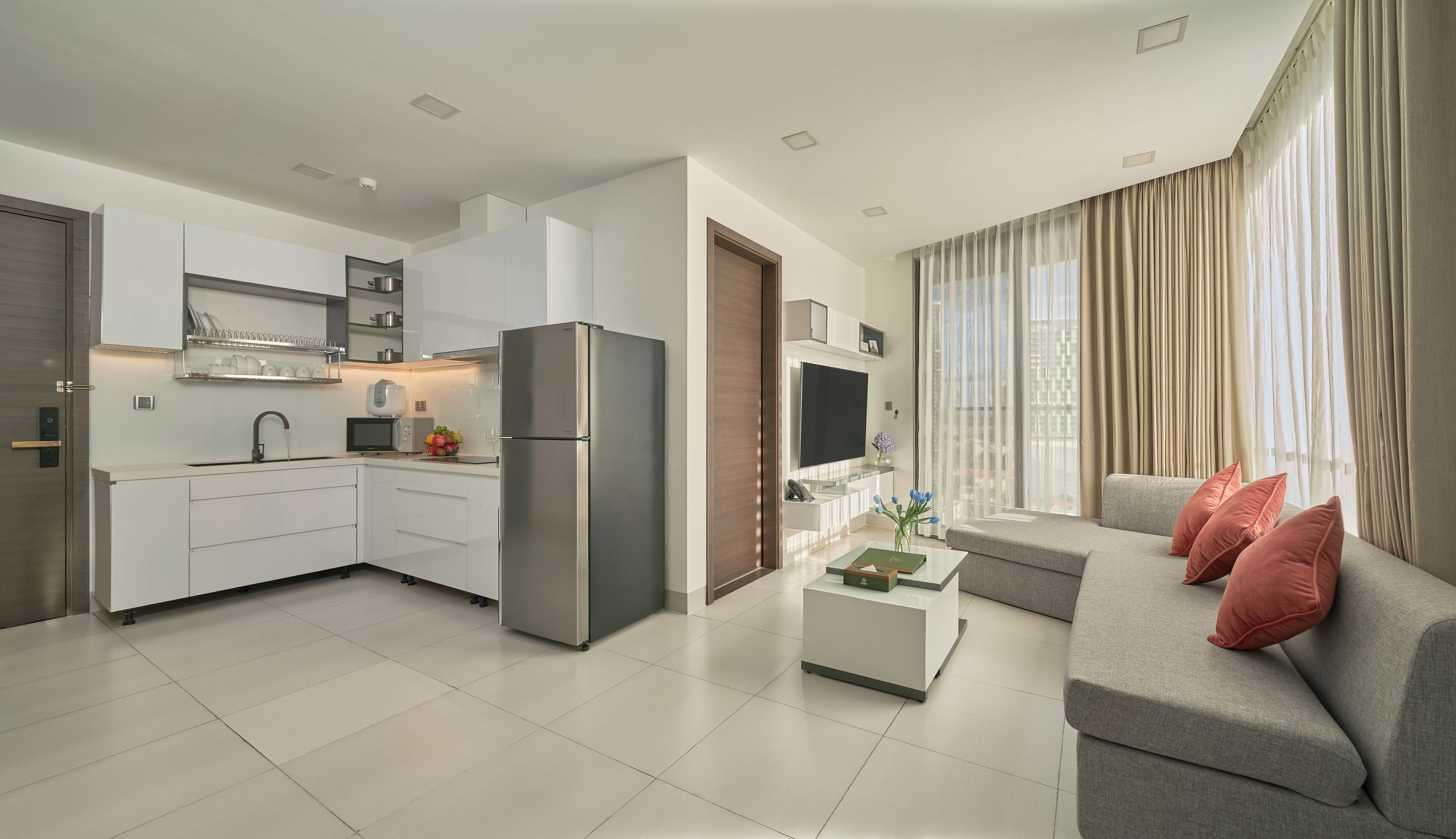 Um frigorífico, um micro-ondas, uma placa de cozinha 