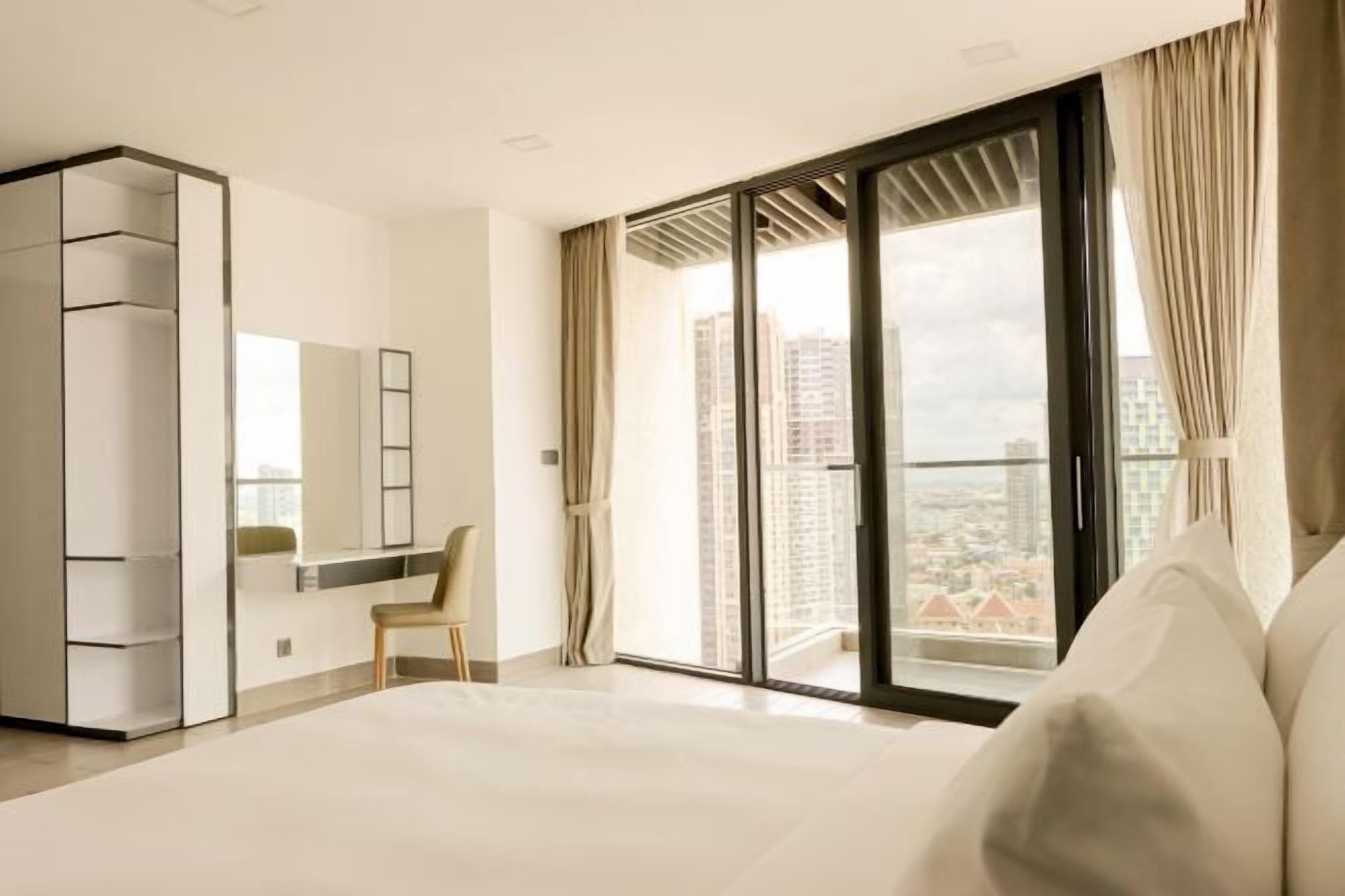 Edredões de penas, camas de colchão pillowtop, cofre no quarto 