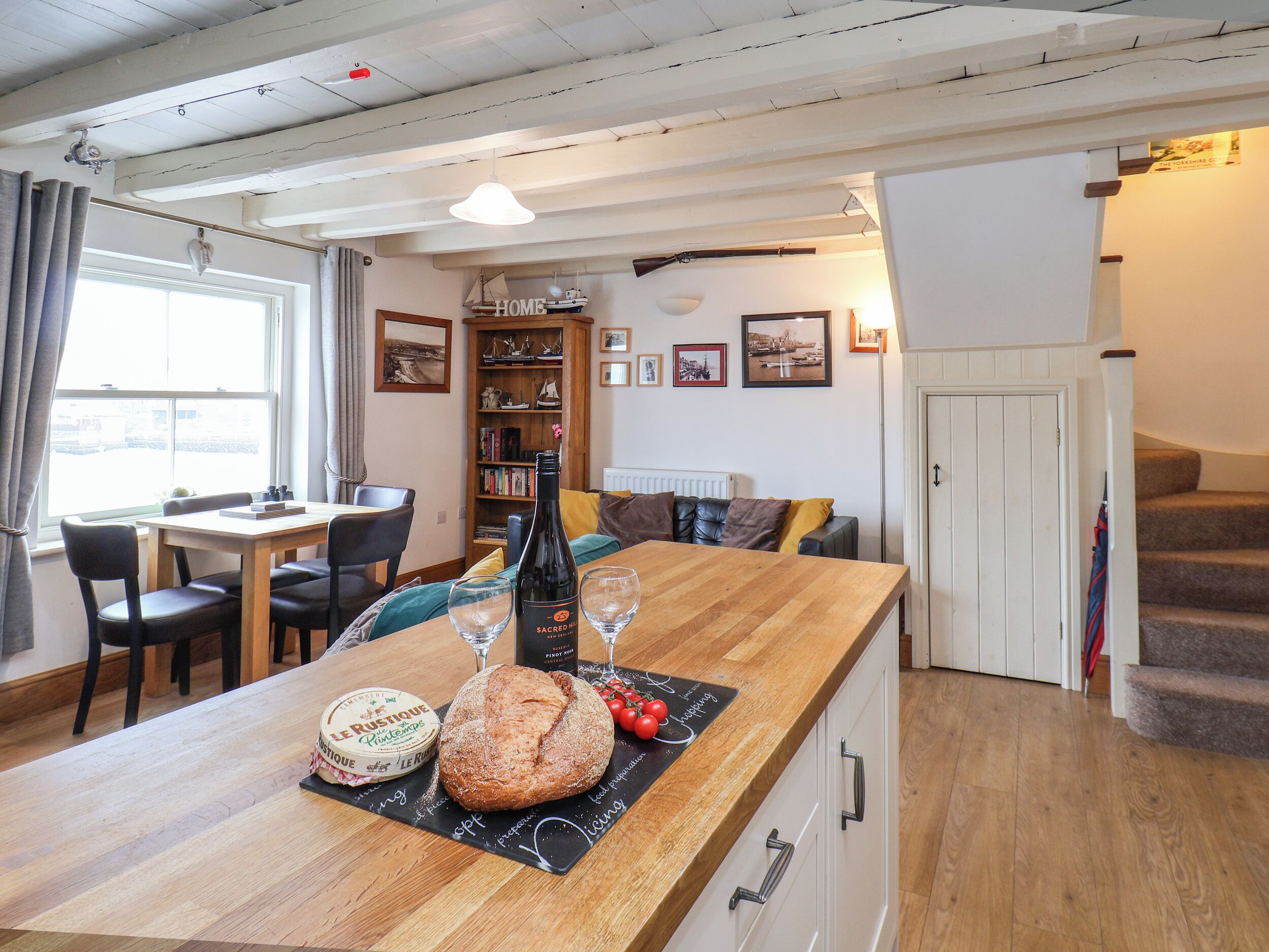 Um frigorífico, uma máquina de lavar louça, uma chaleira elétrica 