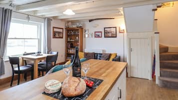 Um frigorífico, uma máquina de lavar louça, uma chaleira elétrica