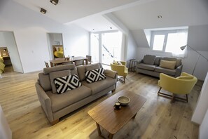 Apartamento, 2 quartos (5C) | Sala de estar | Smart TV, Netflix, piso aquecido, serviços de streaming 