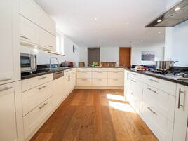 Um frigorífico, uma máquina de lavar louça, uma chaleira elétrica 