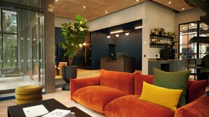 Uma sala de estar moderna com um sofá grande, uma mesa de centro e uma planta em vaso.