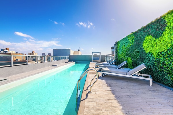 Piscina exterior sazonal, da(s) 9:00 à(s) 19:00, espreguiçadeiras