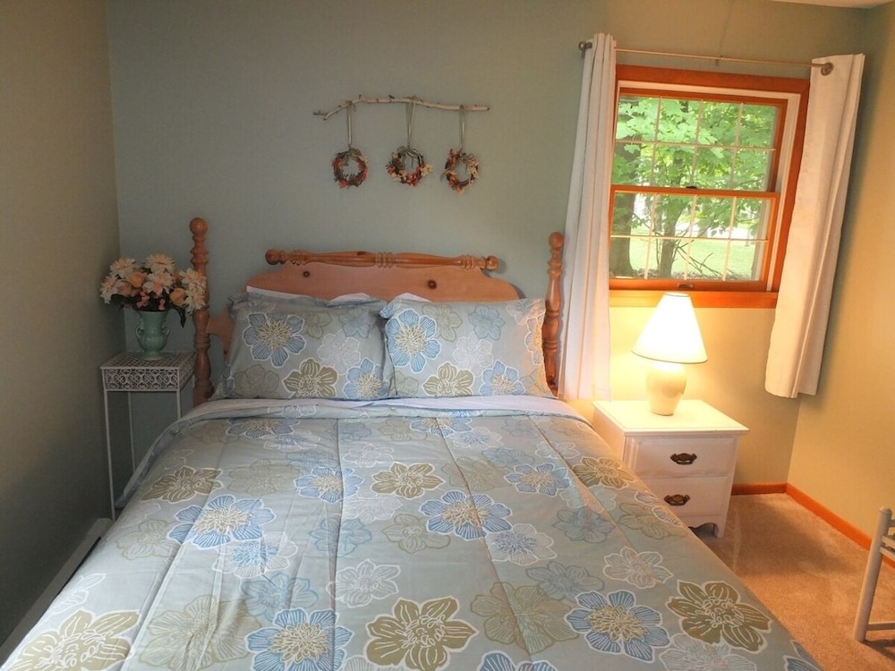 The Maple Cottage - Walk To Beach, Lake Michigan, And Downtown! - Frankfort, MI