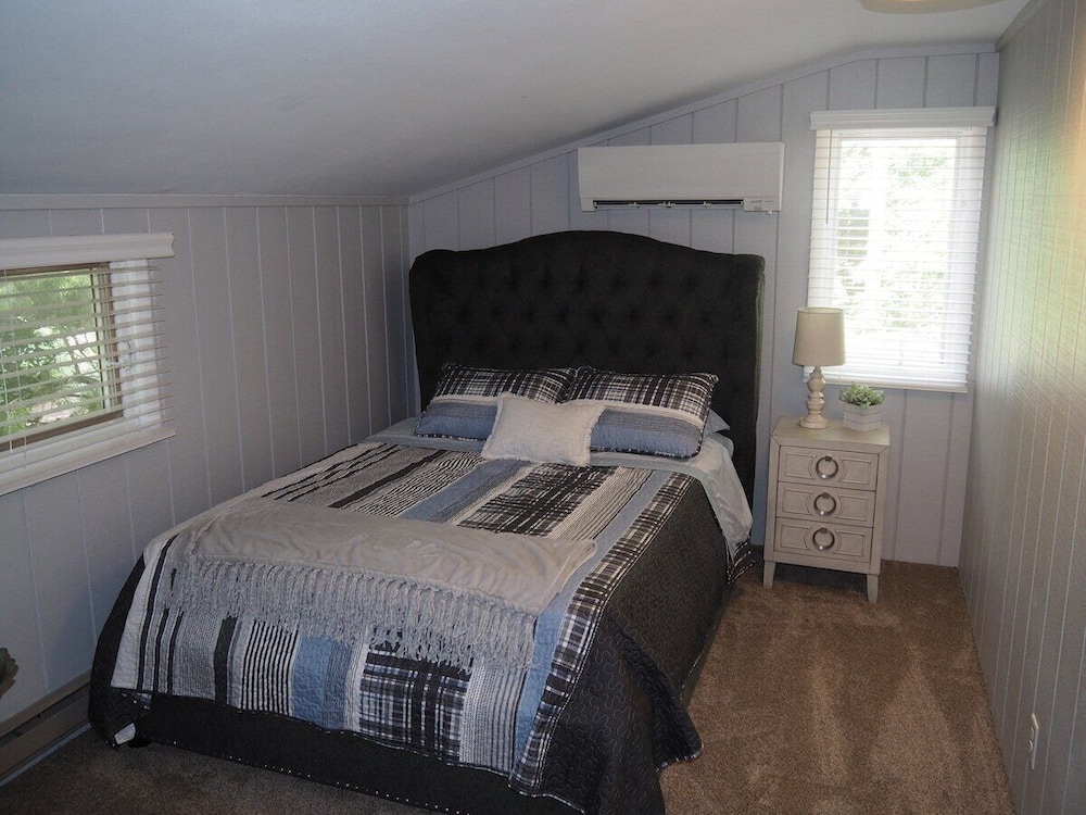 Lorlee - A Large and Luxurious Lakefront Cottage! - Sister Lakes | Vrbo