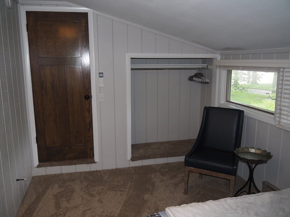 Lorlee: Luxurious Lakefront Cottage with Patio and Fireplace, Pet ...