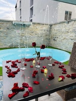 Quarto solteiro econômico | Área de estar | TV de tela plana